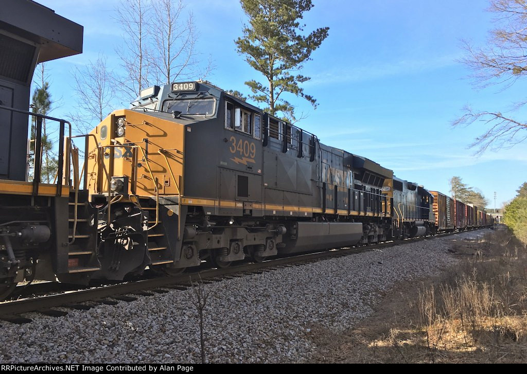 CSX 769, 3409, and 2736 work the yard